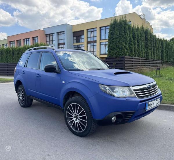 Blue Subaru Forester 2009 in Vilnius, with an engine capacity of 2.46 L and mileage of 323 thousand km for 4950 €, photo 2 on AUTOMOTO.COM.LV