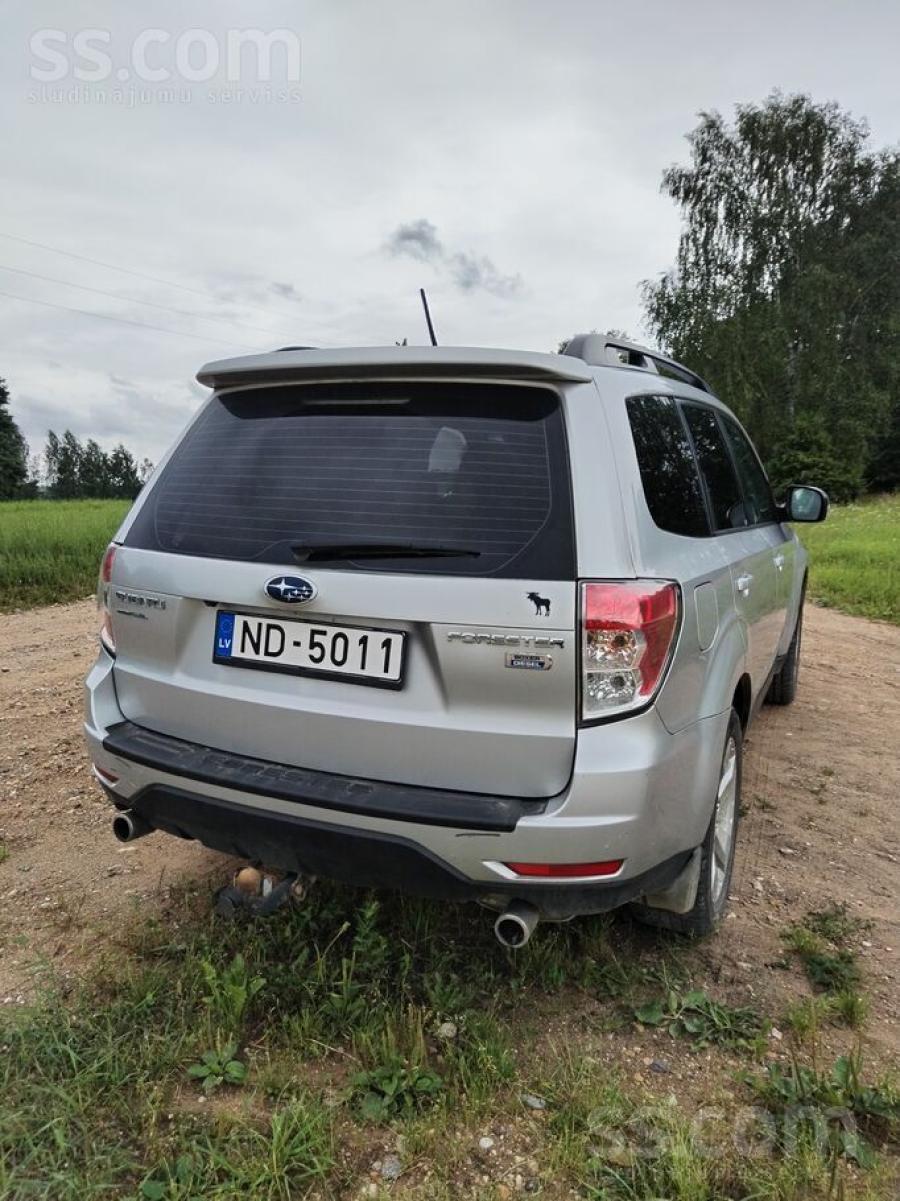 Subaru Forester 2011 in Cesis, with an engine capacity of 2.00 L and mileage of 300 thousand km for 2800 €, photo 3 on AUTOMOTO.COM.LV