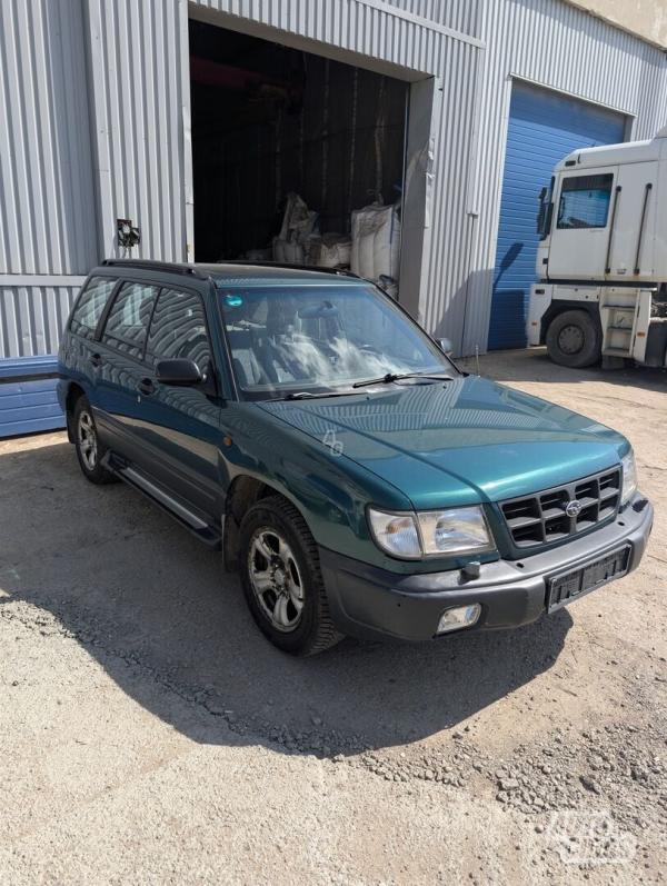 Green Subaru Forester 1994 in Kaunas, with an engine capacity of 2.00 L and mileage of 200 thousand km for 1750 €, photo 1 on AUTOMOTO.COM.LV