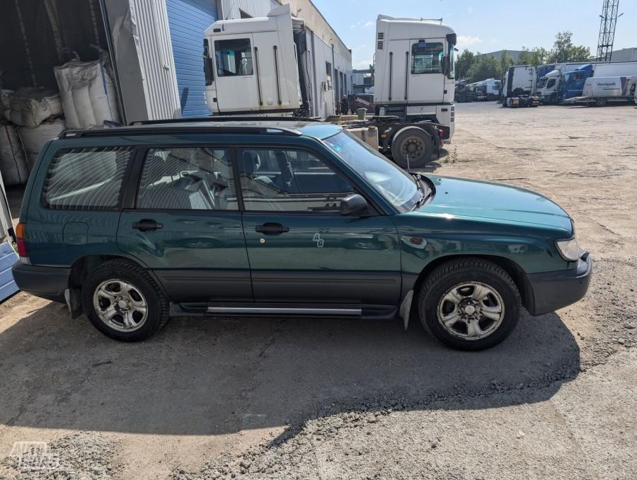Green Subaru Forester 1994 in Kaunas, with an engine capacity of 2.00 L and mileage of 200 thousand km for 1750 €, photo 4 on AUTOMOTO.COM.LV