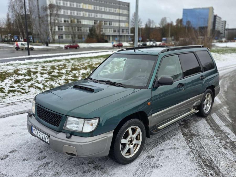 Green Subaru Forester 1999 in Vilnius, with an engine capacity of 1.99 L and mileage of 356 thousand km for 900 €, photo 1 on AUTOMOTO.COM.LV