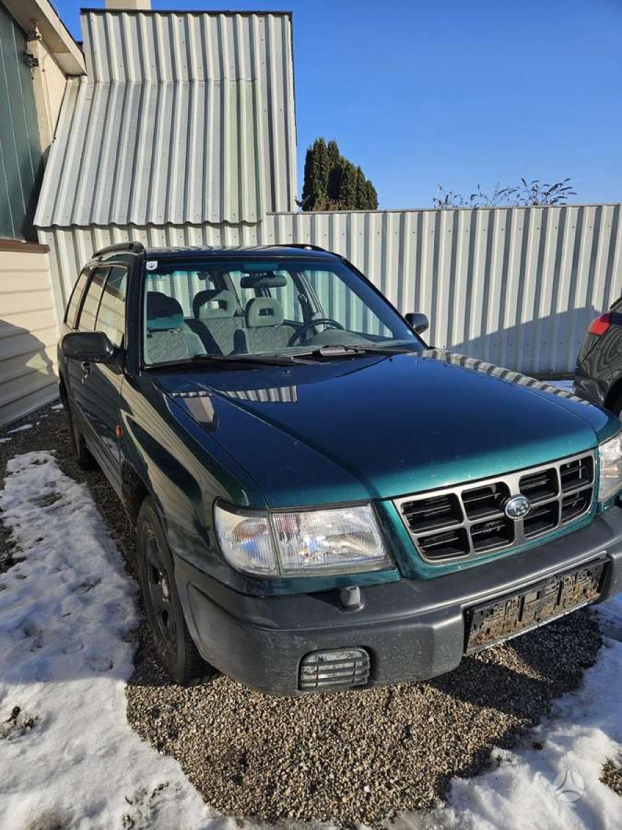 Green Subaru Forester 2000 in Anyksciai, with an engine capacity of 2.00 L and mileage of 180 thousand km for 2300 €, photo 1 on AUTOMOTO.COM.LV