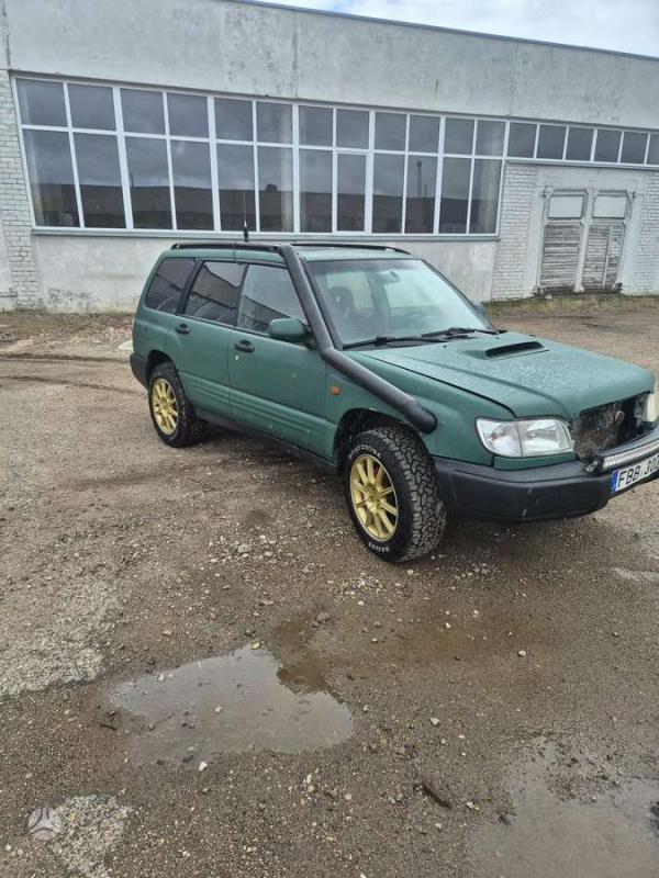 Green Subaru Forester 2001 in Kaunas, with an engine capacity of 1.99 L and mileage of 240 thousand km for 3600 €, photo 1 on AUTOMOTO.COM.LV