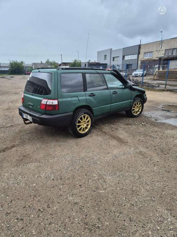Green Subaru Forester 2001 in Kaunas, with an engine capacity of 1.99 L and mileage of 240 thousand km for 3600 €, photo 2 on AUTOMOTO.COM.LV
