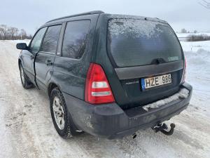 Zaļš Subaru Forester 2004 Vievis, ar dzinēja tilpumu 2.00 L un nobraukumu 300 tūkst. km par 1350 €, foto 4 vietnē AUTOMOTO.COM.LV