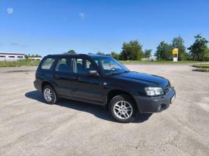Green Subaru Forester 2004 in Panevezys, with an engine capacity of 1.99 L and mileage of 250 thousand km for 2800 €, photo 6 on AUTOMOTO.COM.LV