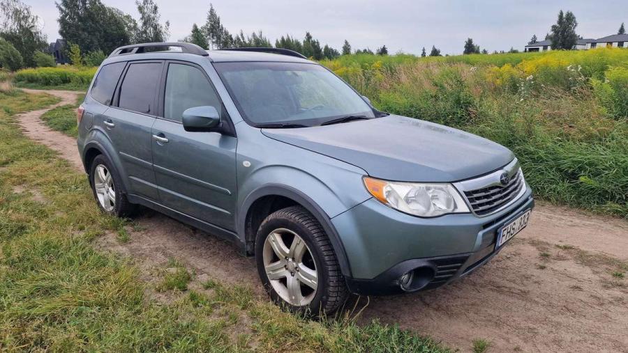 Green Subaru Forester 2010 in Vilnius, with an engine capacity of 2.46 L and mileage of 250 thousand km for 3900 €, photo 3 on AUTOMOTO.COM.LV