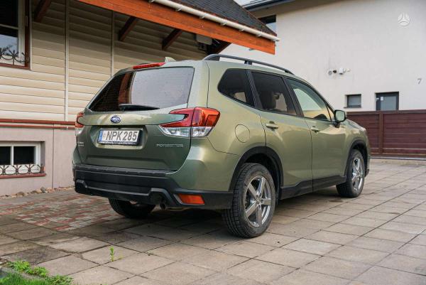 Green Subaru Forester 2020 in Vilnius, with an engine capacity of 2.50 L and mileage of 44 thousand km for 14900 €, photo 3 on AUTOMOTO.COM.LV