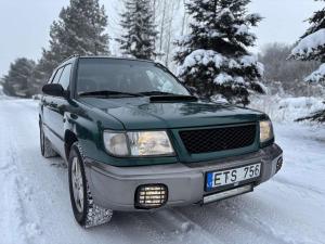 Zaļš Subaru Forester 1999 Mažeikiai, ar dzinēja tilpumu 2.00 L un nobraukumu 243 tūkst. km par 2150 €, foto  vietnē AUTOMOTO.COM.LV