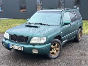 Zaļš Subaru Forester 2001 Viļņa, ar dzinēja tilpumu 2.00 L un nobraukumu 385 tūkst. km par 1800 €, foto  vietnē AUTOMOTO.COM.LV