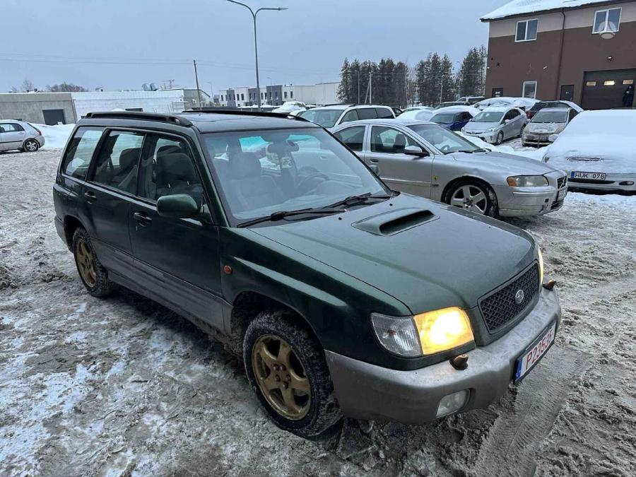 Green Subaru Forester 2002 in Vilnius, with an engine capacity of 2.00 L and mileage of 228 thousand km for 2250 €, photo 2 on AUTOMOTO.COM.LV