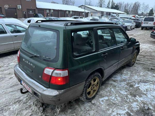 Green Subaru Forester 2002 in Vilnius, with an engine capacity of 2.00 L and mileage of 228 thousand km for 2250 €, photo 3 on AUTOMOTO.COM.LV