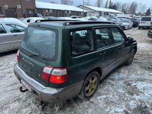 Green Subaru Forester 2002 in Vilnius, with an engine capacity of 2.00 L and mileage of 228 thousand km for 2250 €, photo 3 on AUTOMOTO.COM.LV