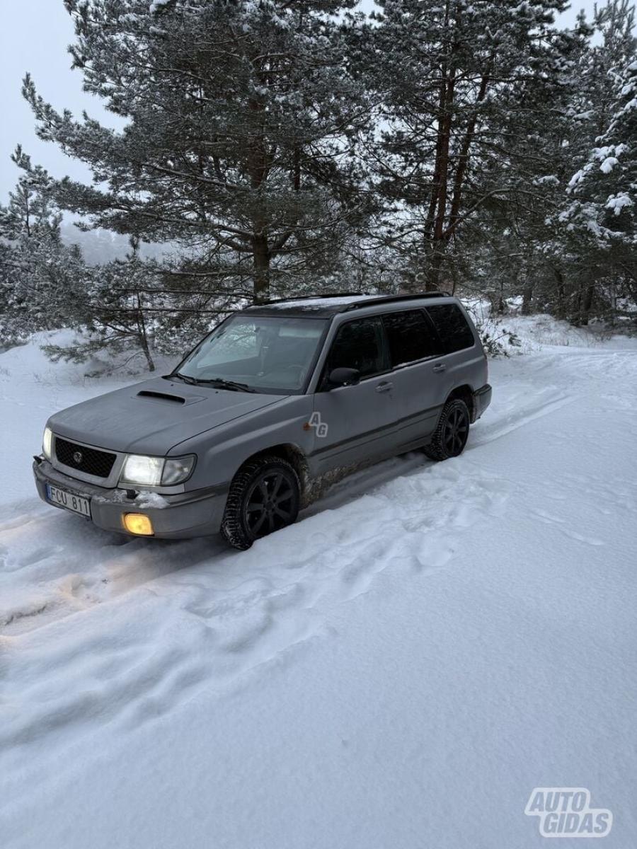 Pelēks Subaru Forester 1999 Kauņa, ar dzinēja tilpumu 2.00 L un nobraukumu 483 tūkst. km par 1650 €, foto 2 vietnē AUTOMOTO.COM.LV