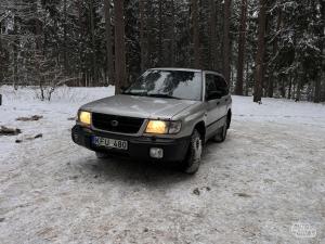 Pelēks Subaru Forester 1999 Kauņa, ar dzinēja tilpumu 2.00 L un nobraukumu 287 tūkst. km par 1900 €, foto  vietnē AUTOMOTO.COM.LV