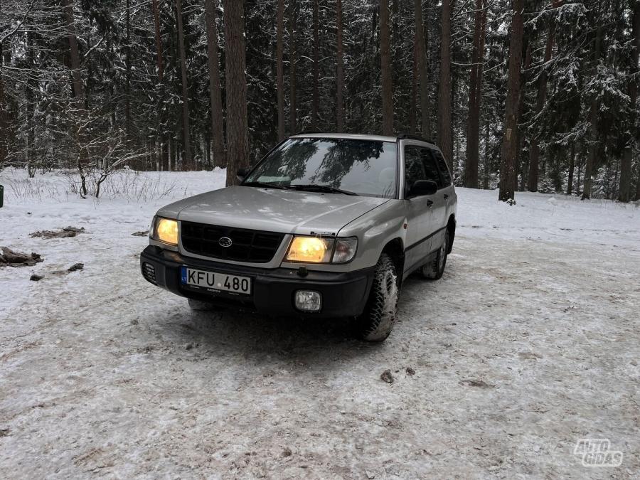 Pelēks Subaru Forester 1999 Kauņa, ar dzinēja tilpumu 2.00 L un nobraukumu 287 tūkst. km par 1900 €, foto 1 vietnē AUTOMOTO.COM.LV