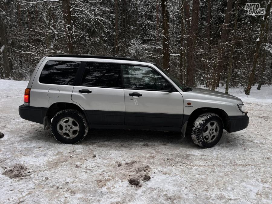 Pelēks Subaru Forester 1999 Kauņa, ar dzinēja tilpumu 2.00 L un nobraukumu 287 tūkst. km par 1900 €, foto 3 vietnē AUTOMOTO.COM.LV