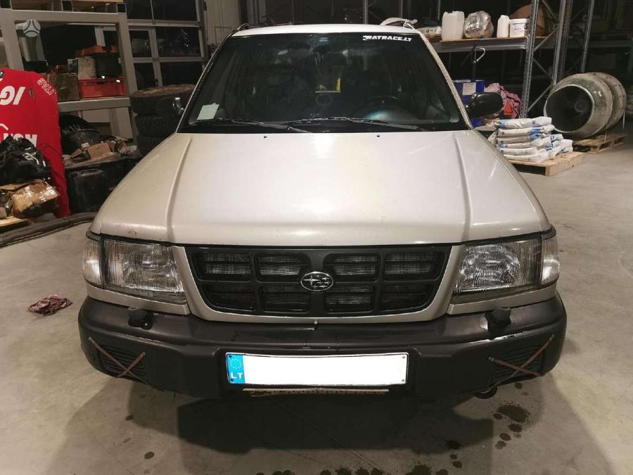 Pelēks Subaru Forester 1999 Kauņa, ar dzinēja tilpumu 1.99 L un nobraukumu 140 tūkst. km par 1300 €, foto 1 vietnē AUTOMOTO.COM.LV