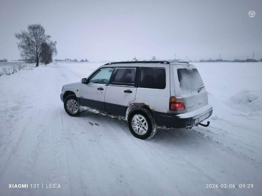 Grey Subaru Forester 2000 in Jurbarkas, with an engine capacity of 2.00 L and mileage of 275 thousand km for 1670 €, photo 3 on AUTOMOTO.COM.LV