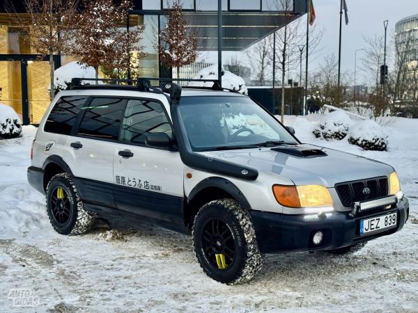 Pelēks Subaru Forester 2001 Viļņa, ar dzinēja tilpumu 2.00 L un nobraukumu 244 tūkst. km par 2550 €, foto 2 vietnē AUTOMOTO.COM.LV