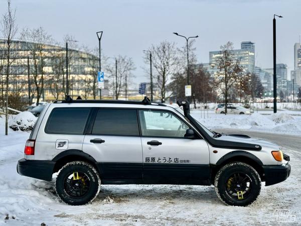 Pelēks Subaru Forester 2001 Viļņa, ar dzinēja tilpumu 2.00 L un nobraukumu 244 tūkst. km par 2550 €, foto 4 vietnē AUTOMOTO.COM.LV
