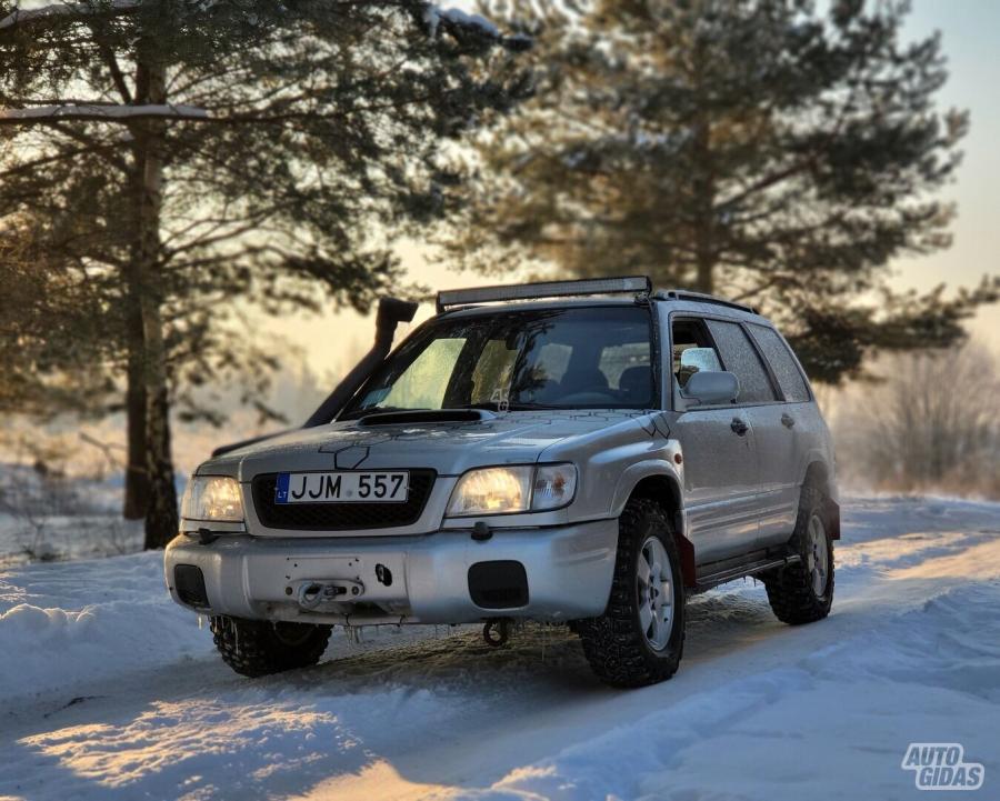 Pelēks Subaru Forester 2001 Viļņa, ar dzinēja tilpumu 2.00 L un nobraukumu 260 tūkst. km par 2799 €, foto 1 vietnē AUTOMOTO.COM.LV