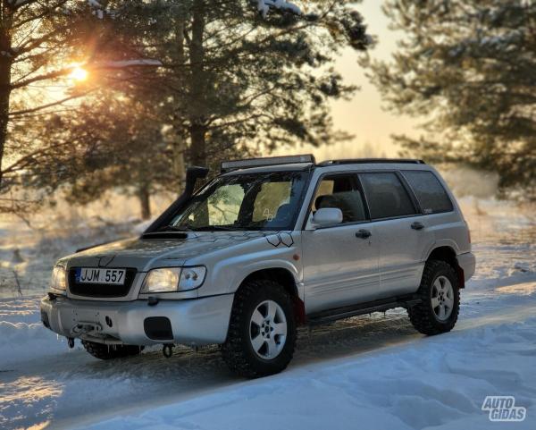 Grey Subaru Forester 2001 in Vilnius, with an engine capacity of 2.00 L and mileage of 260 thousand km for 2799 €, photo 2 on AUTOMOTO.COM.LV