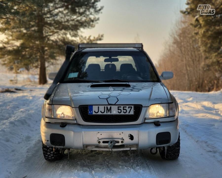 Pelēks Subaru Forester 2001 Viļņa, ar dzinēja tilpumu 2.00 L un nobraukumu 260 tūkst. km par 2799 €, foto 3 vietnē AUTOMOTO.COM.LV