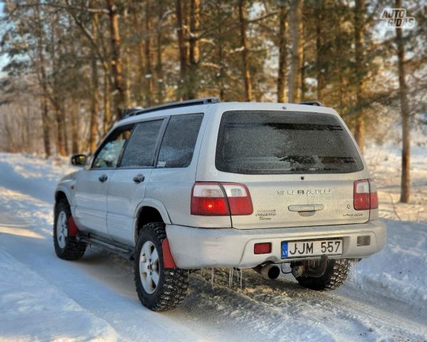 Grey Subaru Forester 2001 in Vilnius, with an engine capacity of 2.00 L and mileage of 260 thousand km for 2799 €, photo 4 on AUTOMOTO.COM.LV