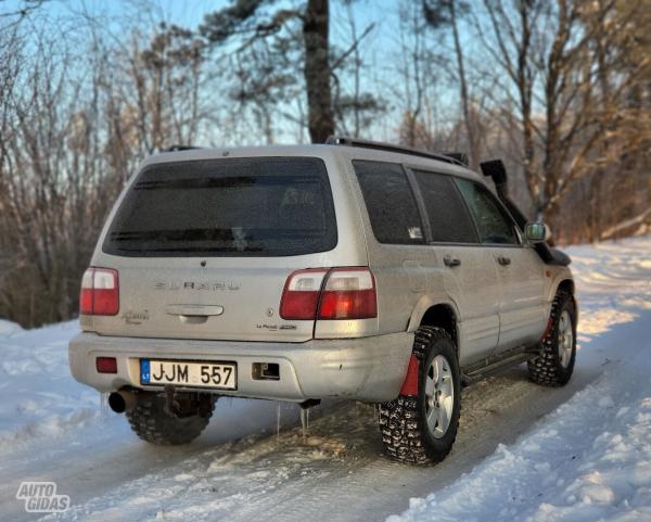 Grey Subaru Forester 2001 in Vilnius, with an engine capacity of 2.00 L and mileage of 260 thousand km for 2799 €, photo 6 on AUTOMOTO.COM.LV