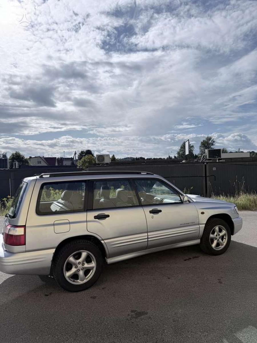 Pelēks Subaru Forester 2001 Viļņa, ar dzinēja tilpumu 2.00 L un nobraukumu 174 tūkst. km par 5150 €, foto 5 vietnē AUTOMOTO.COM.LV
