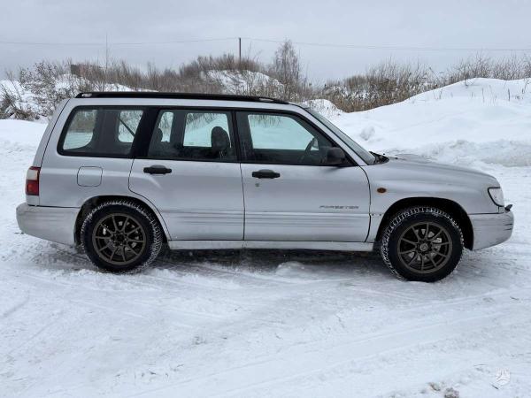 Pelēks Subaru Forester 2002 Viļņa, ar dzinēja tilpumu 1.99 L un nobraukumu 274 tūkst. km par 1650 €, foto 4 vietnē AUTOMOTO.COM.LV