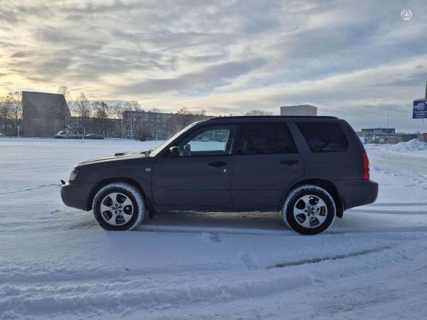 Grey Subaru Forester 2005 in Silute, with an engine capacity of 2.00 L and mileage of 300 thousand km for 2900 €, photo 5 on AUTOMOTO.COM.LV