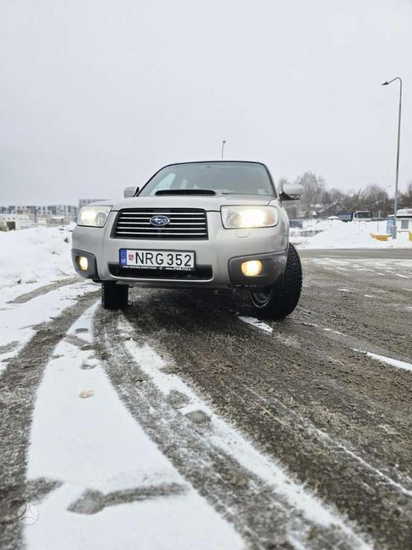 Grey Subaru Forester 2005 in Vilnius, with an engine capacity of 2.46 L and mileage of 277 thousand km for 4800 €, photo 1 on AUTOMOTO.COM.LV