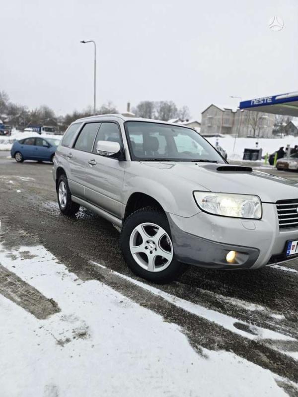 Grey Subaru Forester 2005 in Vilnius, with an engine capacity of 2.46 L and mileage of 277 thousand km for 4800 €, photo 2 on AUTOMOTO.COM.LV