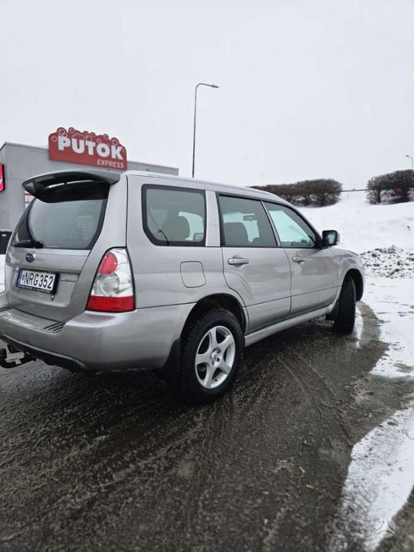 Grey Subaru Forester 2005 in Vilnius, with an engine capacity of 2.46 L and mileage of 277 thousand km for 4800 €, photo 3 on AUTOMOTO.COM.LV