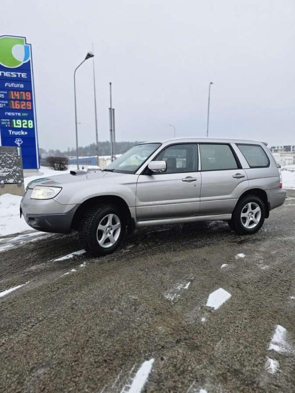 Grey Subaru Forester 2005 in Vilnius, with an engine capacity of 2.46 L and mileage of 277 thousand km for 4800 €, photo 4 on AUTOMOTO.COM.LV