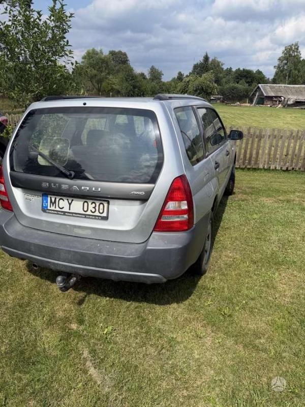 Pelēks Subaru Forester 2005 Varėna, ar dzinēja tilpumu 1.99 L un nobraukumu 239 tūkst. km par 1500 €, foto 3 vietnē AUTOMOTO.COM.LV