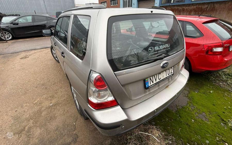 Pelēks Subaru Forester 2006 Viļņa, ar dzinēja tilpumu 1.99 L un nobraukumu 203 tūkst. km par 1800 €, foto 3 vietnē AUTOMOTO.COM.LV