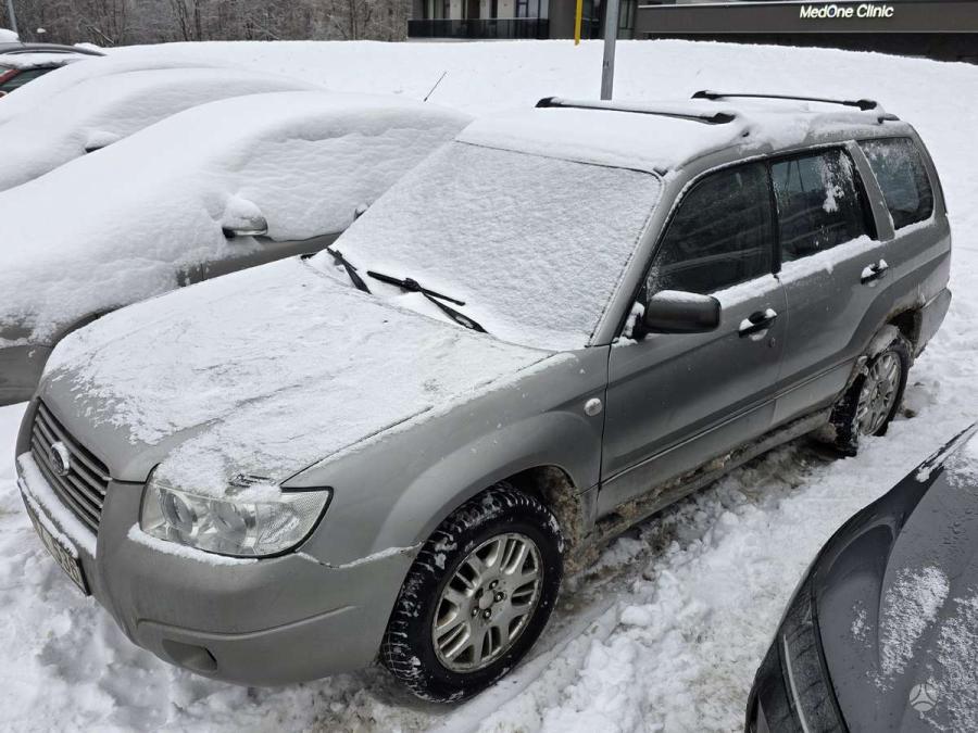 Grey Subaru Forester 2006 in Vilnius, with an engine capacity of 2.46 L and mileage of 400 thousand km for 1000 €, photo 1 on AUTOMOTO.COM.LV