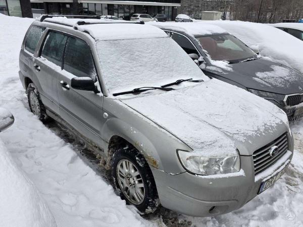 Pelēks Subaru Forester 2006 Viļņa, ar dzinēja tilpumu 2.46 L un nobraukumu 400 tūkst. km par 1000 €, foto 3 vietnē AUTOMOTO.COM.LV