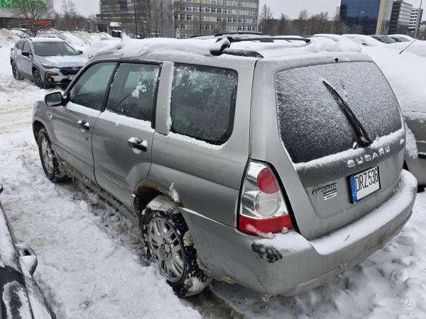 Pelēks Subaru Forester 2006 Viļņa, ar dzinēja tilpumu 2.46 L un nobraukumu 400 tūkst. km par 1000 €, foto 5 vietnē AUTOMOTO.COM.LV
