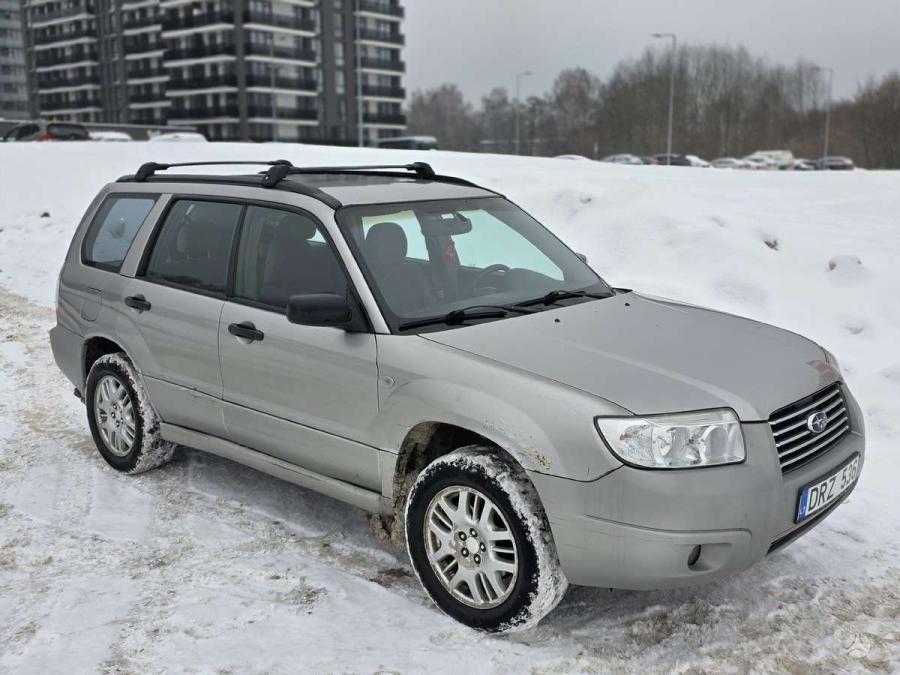 Grey Subaru Forester 2006 in Vilnius, with an engine capacity of 2.46 L and mileage of 400 thousand km for 1200 €, photo 1 on AUTOMOTO.COM.LV