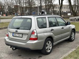 Grey Subaru Forester 2006 in Silute, with an engine capacity of 2.00 L and mileage of 335 thousand km for 2799 €, photo 3 on AUTOMOTO.COM.LV