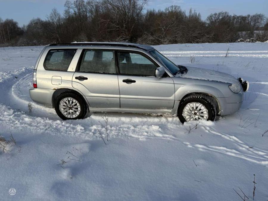 Grey Subaru Forester 2007 in Birzai, with an engine capacity of 1.99 L and mileage of 297 thousand km for 1700 €, photo 2 on AUTOMOTO.COM.LV