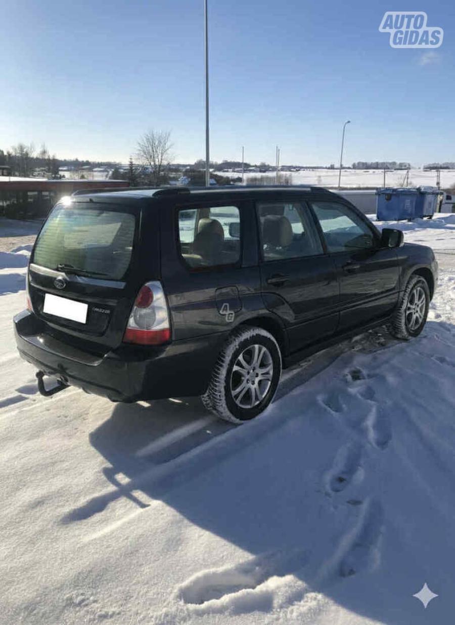 Pelēks Subaru Forester 2007 Alīta, ar dzinēja tilpumu 2.50 L un nobraukumu 303 tūkst. km par 3850 €, foto 3 vietnē AUTOMOTO.COM.LV
