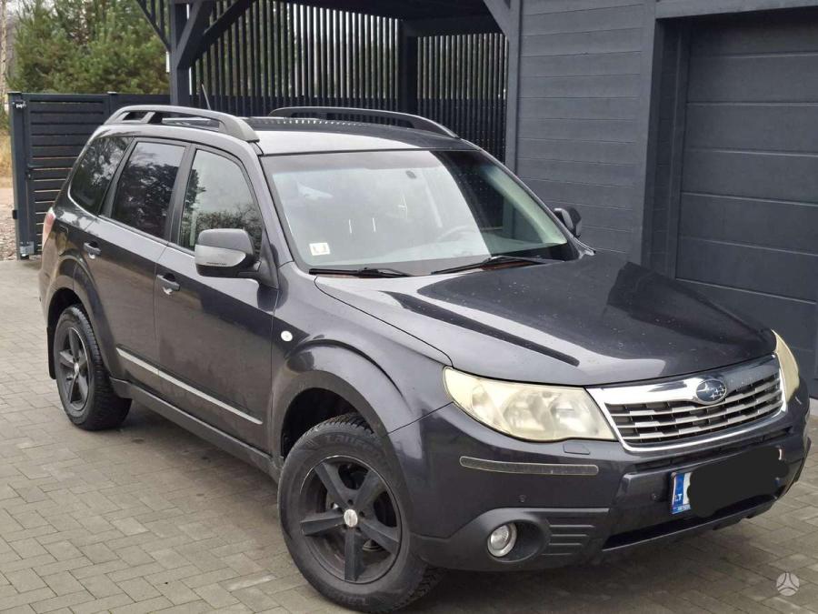 Grey Subaru Forester 2008 in Silute, with an engine capacity of 2.00 L and mileage of 245 thousand km for 3850 €, photo 1 on AUTOMOTO.COM.LV
