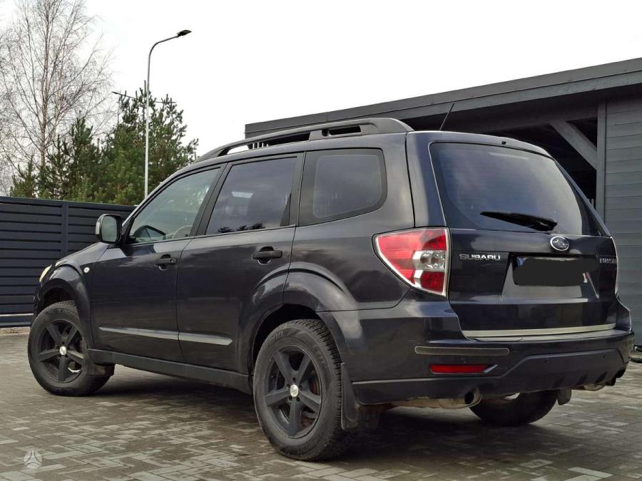 Grey Subaru Forester 2008 in Silute, with an engine capacity of 2.00 L and mileage of 245 thousand km for 3850 €, photo 2 on AUTOMOTO.COM.LV