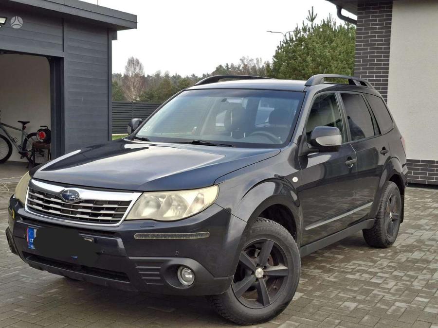 Grey Subaru Forester 2008 in Silute, with an engine capacity of 2.00 L and mileage of 245 thousand km for 3850 €, photo 3 on AUTOMOTO.COM.LV