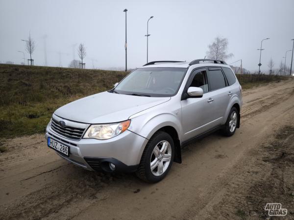 Grey Subaru Forester 2009 in Vilnius, with an engine capacity of 2.50 L and mileage of 330 thousand km for 3200 €, photo 1 on AUTOMOTO.COM.LV
